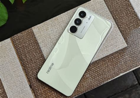 5 смартфонов с большими аккумуляторами. От бюджетного Realme до нового ...