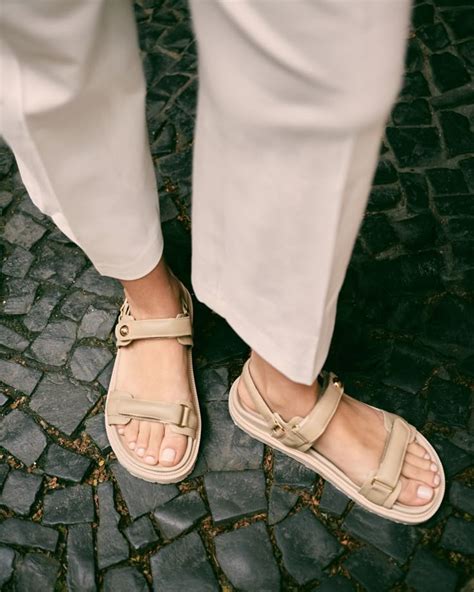 Pin em Сандалии em 2024 | Estilo de sapatos, Tênis estilosos, Calçados ...