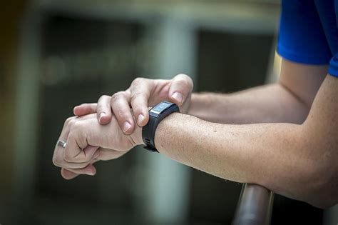 Фитнес-браслет Garmin Vivofit: описание модели, характеристики ...