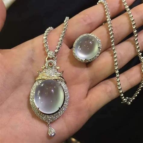 Камни, имитирующие драгоценный жадеит | Beautiful jewelry, Quinceanera ...