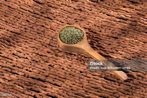 Daun Tarragon Organik Kering Dalam Sendok Kayu Artemisia Dracunculus ...