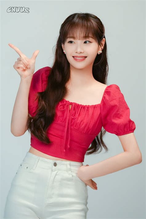 230721 Chuu - Hong Rui Zhen CF Behind (via Weverse) : r/KimJiwoo