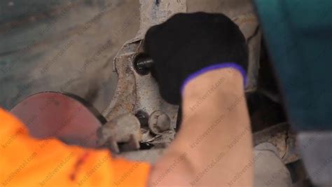 Снятие и установка передней амортизаторной стойки VW Golf 3