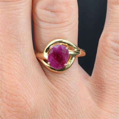 Modern Ruby 18 Karat Yellow Gold Ring - Bijouxbaume