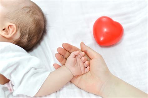Baby Halten Bilder - Kostenloser Download auf Freepik