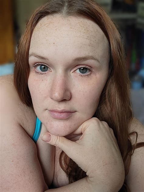 even freckles on the lips : r/FreckledGirls