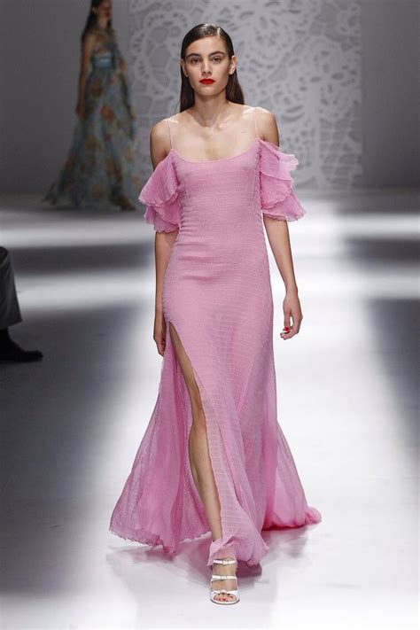 Pin by Альбина Жөлөгөнова on Вечерние платья | Fashion show, Couture ...