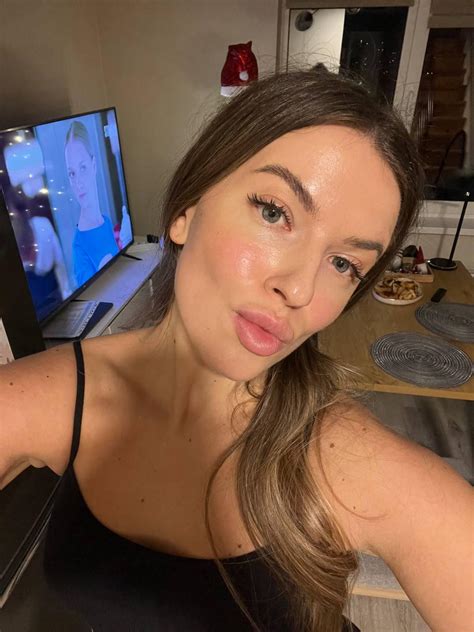 Give me an honest rating! [F25] : r/FaceRatings
