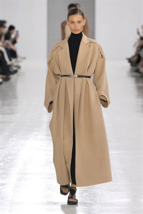 Max Mara Spring 2025 Ready-To-Wear Collection | Fashion, Ready to wear ...