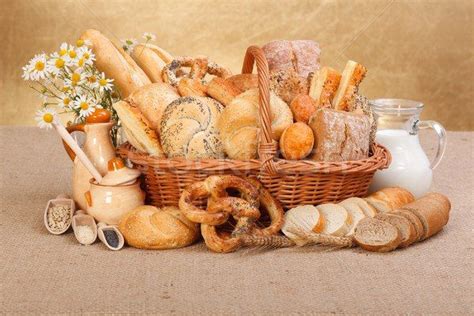 Украшенная корзина с хлебом и другими продуктами