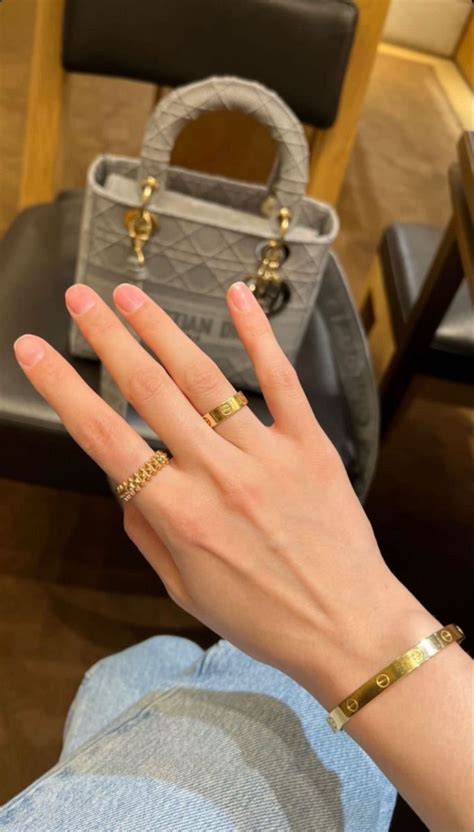 Pin by Кристина🧸💘 on 💌 𝙺 | Classy jewelry, Hand jewelry, Pretty jewellery