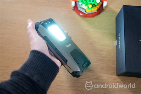 Recensione Unihertz Tank: una lampada indistruttible che si crede un ...