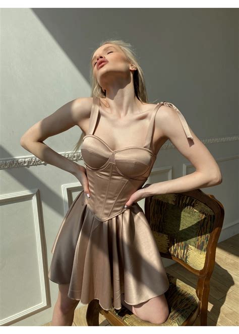 Бежевое корсетное платье baby-doll с пышной юбкой