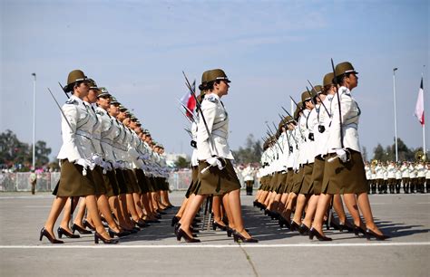 Женщины-военнослужащие - при параде