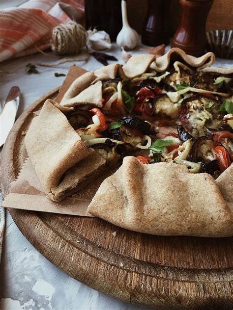 Ржаная галета с овощами.