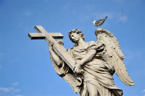 Aelian Ponte Rome креста моста Angelo ангела Sant Статуя на Ponte Sant ...