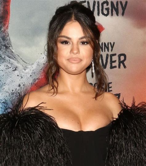 WOW! Selena Gomez w kreacji, która podkreśliła jej BIUST | Kozaczek