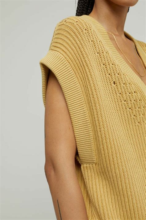 Жилеты спицами. Идеи для вдохновения. | Knitwear fashion, Knitwear ...