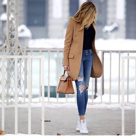 Как носить пальто с кроссовками: 24 стильных варианта | Chic fall ...