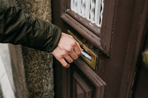 Почтовый ящик на двери стоковое изображение. изображение насчитывающей ...