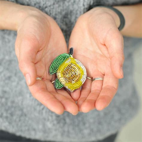 Изделия из кожи и бисера on Instagram: "Новая брошь «Лимон» 🍋 Стоимость ...