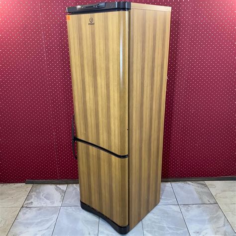 Indesit C138G.017 - Холодильники с нижней морозильной камерой