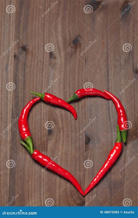 Сердце перца Chili стоковое изображение. изображение насчитывающей ...