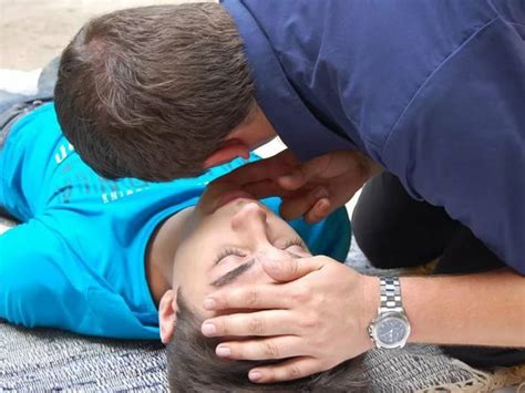 Первая помощь при попадании инородного тела в дыхательные пути