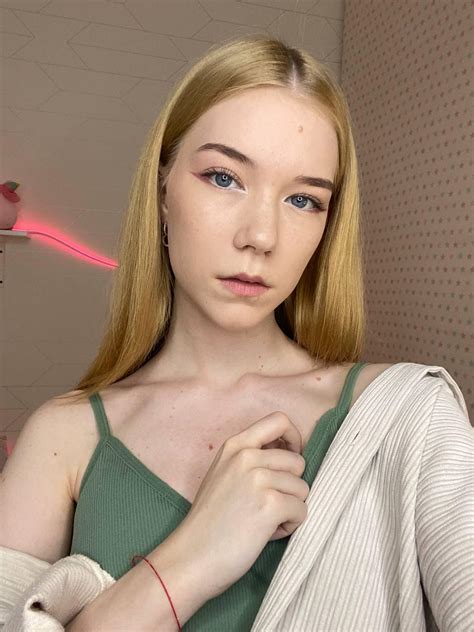 Trying to hypnotize you with a look [Self] : r/palebeauties