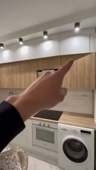 Антресольная белая кухня под потолок с фасадами со структурой дерева ...