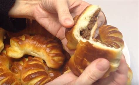 Булочки с вареной сгущенкой из дрожжевого теста в духовке