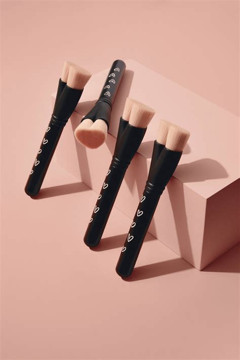 «РОЖЕВИЙ ЗМІНЮЄ ЖИТТЯ»: ПРИМНОЖУЙ ДОБРО З MARY KAY
