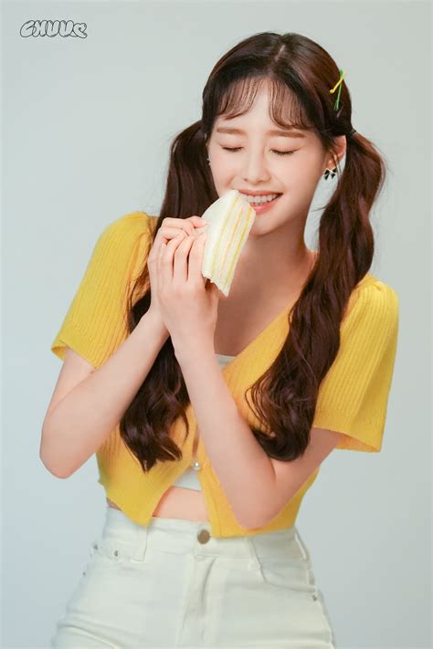 230721 Chuu - Hong Rui Zhen CF Behind (via Weverse) : r/KimJiwoo