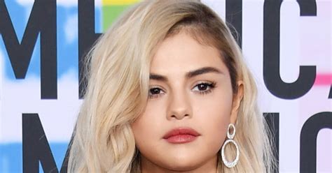 Selena Gomez Goes Platinum Blond for the 2017 AMAs - E! Online