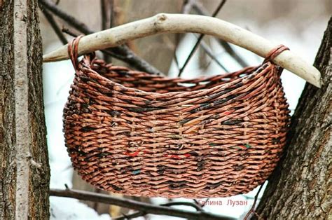 Корзинка из газетных трубочек | Wicker, Wicker baskets, Decorative ...