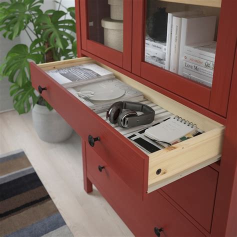 HEMNES Vitrine mit 3 Schubladen, rot las./hellbraun lasiert, 90x197 cm ...