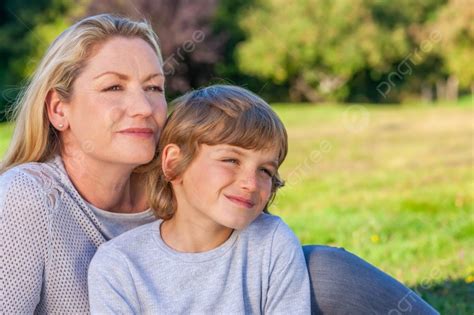 Ibu Dan Anak Laki Laki Anak Laki Laki Foto Latar belakang Dan Gambar Untuk Download Gratis - Pngtree