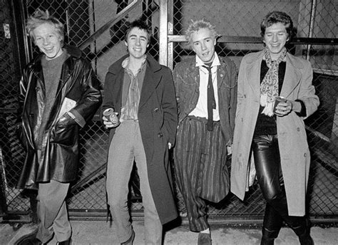 SEX PISTOLS - Расчехлить пистолеты - Звуки.Ру