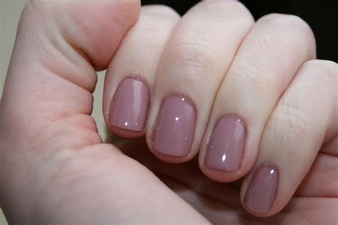 NOTD - Essie Lady Like - My strawberry fields