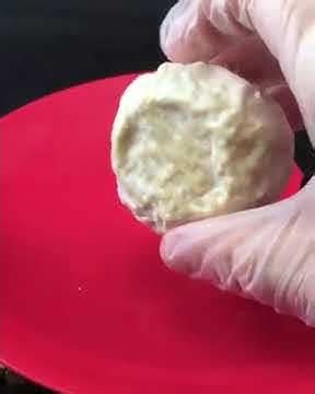 Молодой сыр с белой плесенью "Сливочный" по рецепту Шаурс в форме шара ...