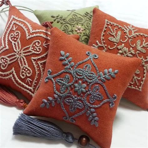 тамбурная вышивка люневильским крючком | Crewel embroidery, Cushion ...