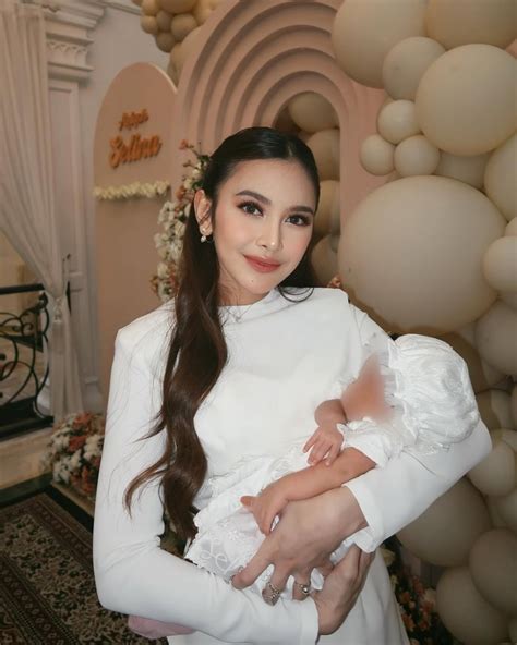 7 Potret Akikah Baby Selina, Tubuh Langsing Mahalini Bikin Salfok