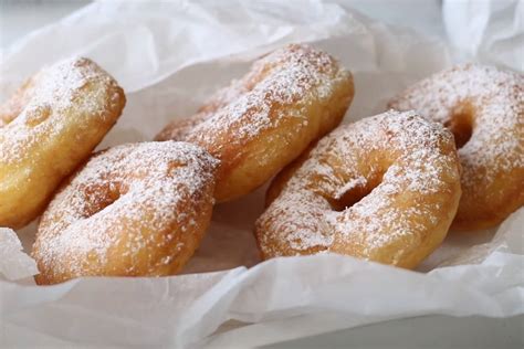 Пончики классические с сахарной пудрой в домашних условиях — вкусный ...