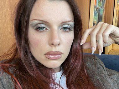 «Голые» ногти и френч с градиентом: 5 идей маникюра от Джулии Фокс