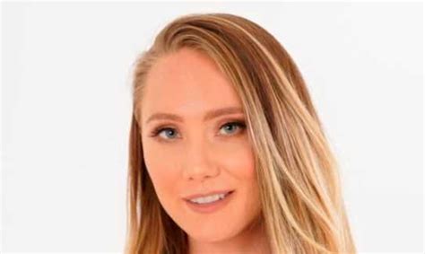 AJ Applegate: An In-Depth Look at Her Life, Age, Height, Figure, and Net Worth - Bio-Famous.com