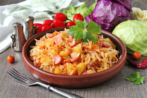 Тушеная капуста с картошкой и сосисками рецепт с фото пошагово - 1000.menu
