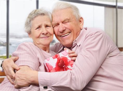 Что подарить мужу на 55-60 лет: 149 идей подарков мужу
