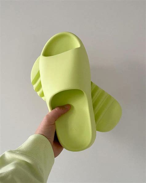 YEEZY SLIDE GLOW GREEN — Купить Недорого на Bigl.ua (1758899737)