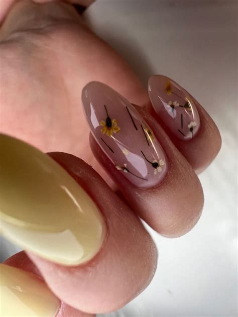 Pin di Aleksandra 🍇 su Маникюр 💅🏻 nel 2024