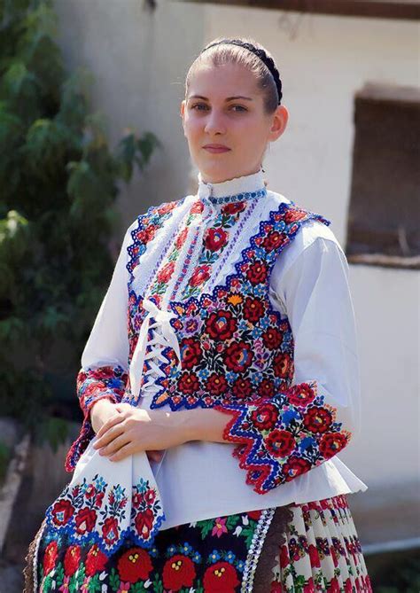Sióagárdi hímzés, viselet | Traditional outfits, Folk dresses ...